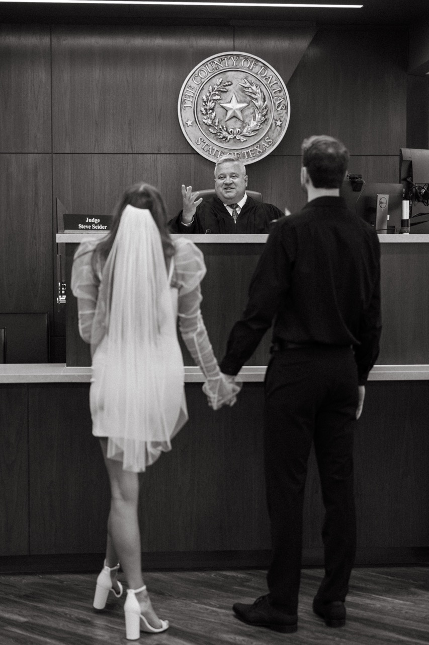 Downtown Dallas Courthouse Elopement - brookecolephoto.com Downtown Dallas Courthouse Elopement - brookecolephoto.com