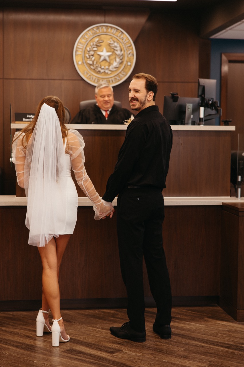 Downtown Dallas Courthouse Elopement - brookecolephoto.com Downtown Dallas Courthouse Elopement - brookecolephoto.com