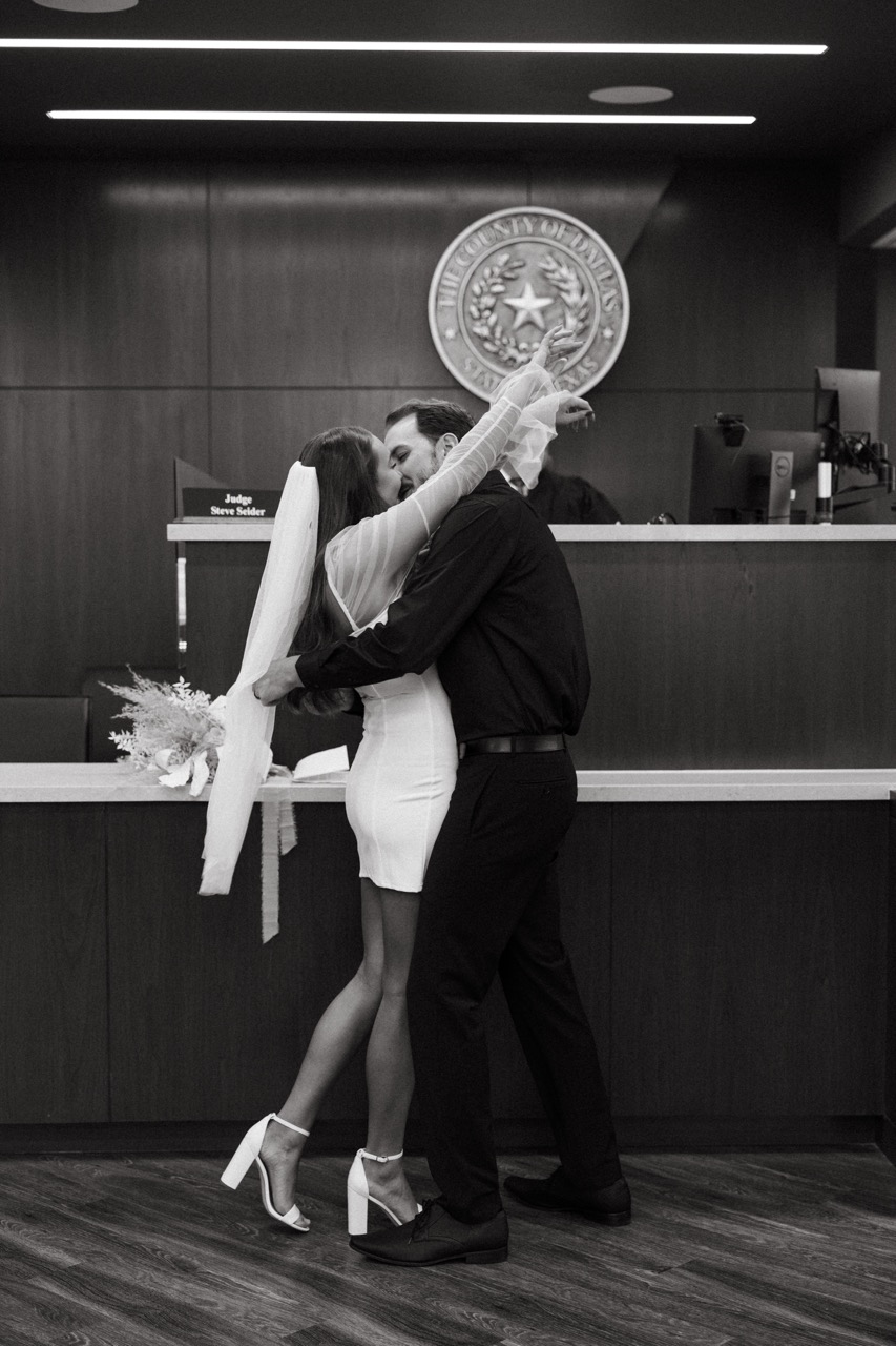Downtown Dallas Courthouse Elopement - brookecolephoto.com